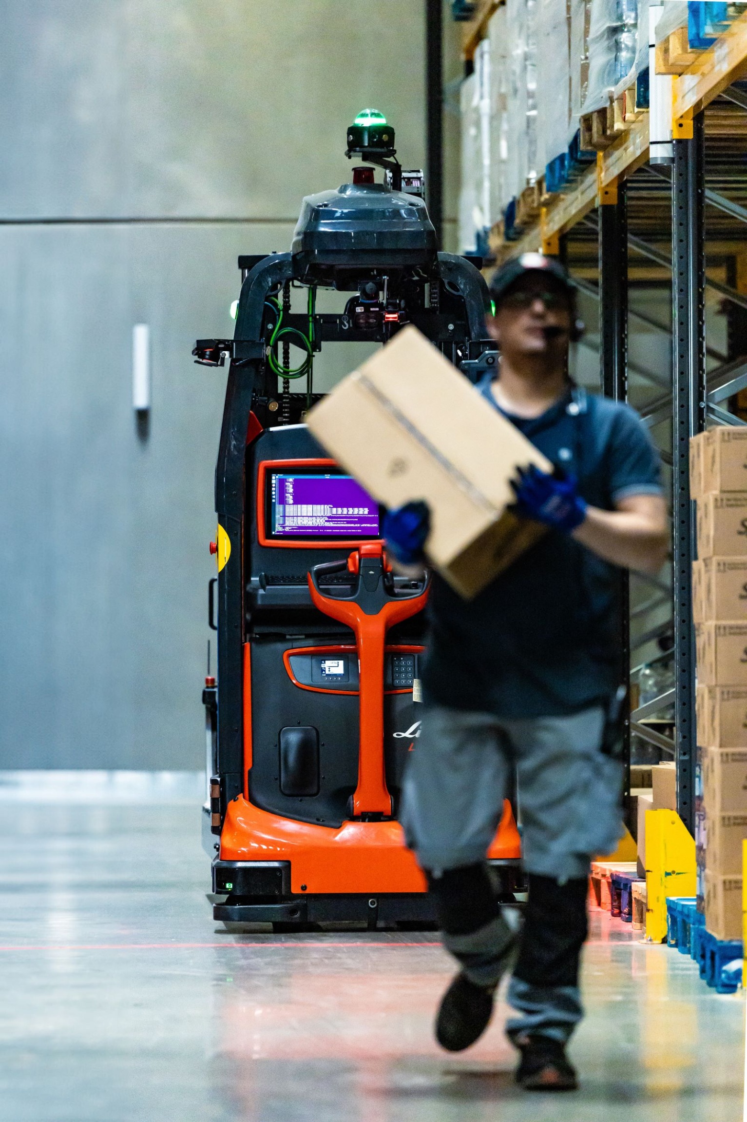 Neuer Roboter erfolgreich mit ROSSMANN getestet. | KION GROUP AG