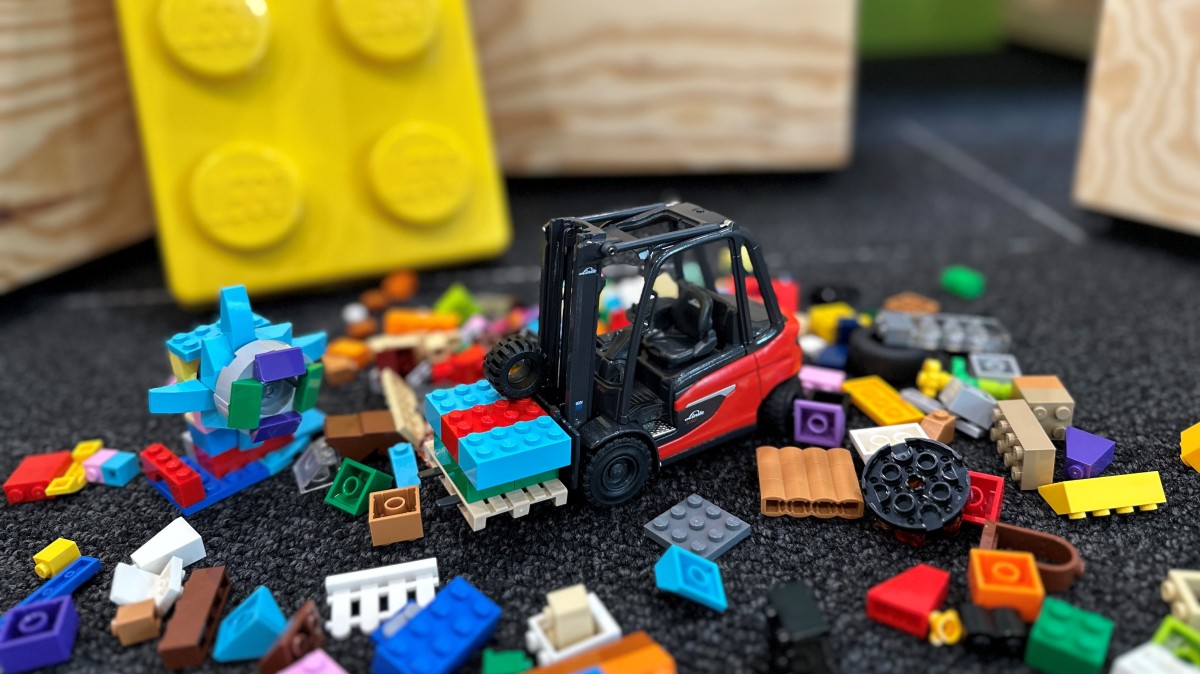 Logistics Products in Toy Industry | KION GROUP AG